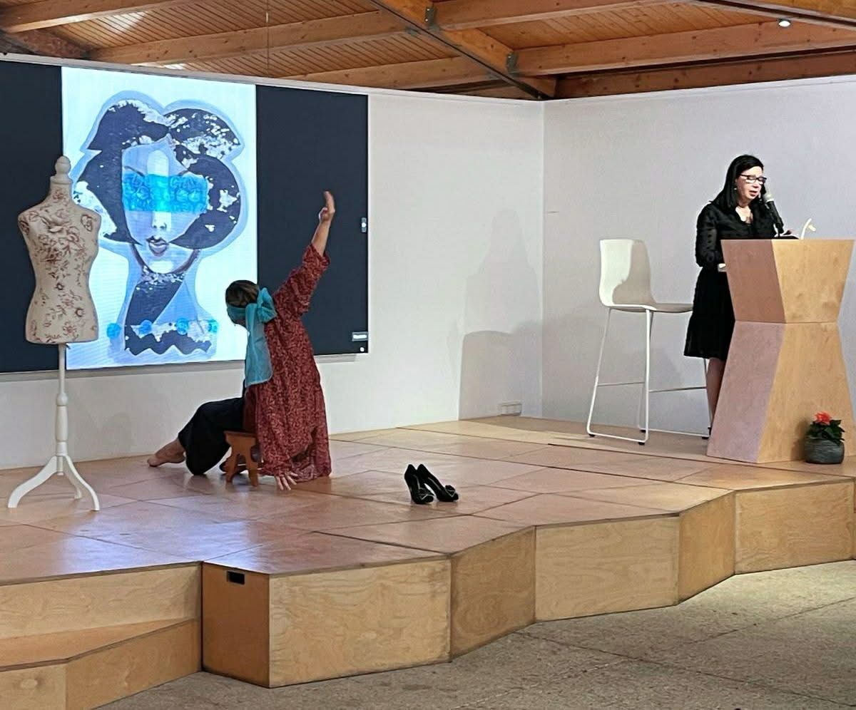 Mila Villanueva transforma la poesía en arte total con la presentación ...